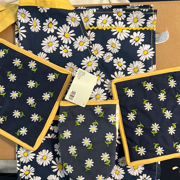 Kitchen | Nwt Adorable Kitchen Set Apron 2 Hot Pads And A Oven Mitt ...